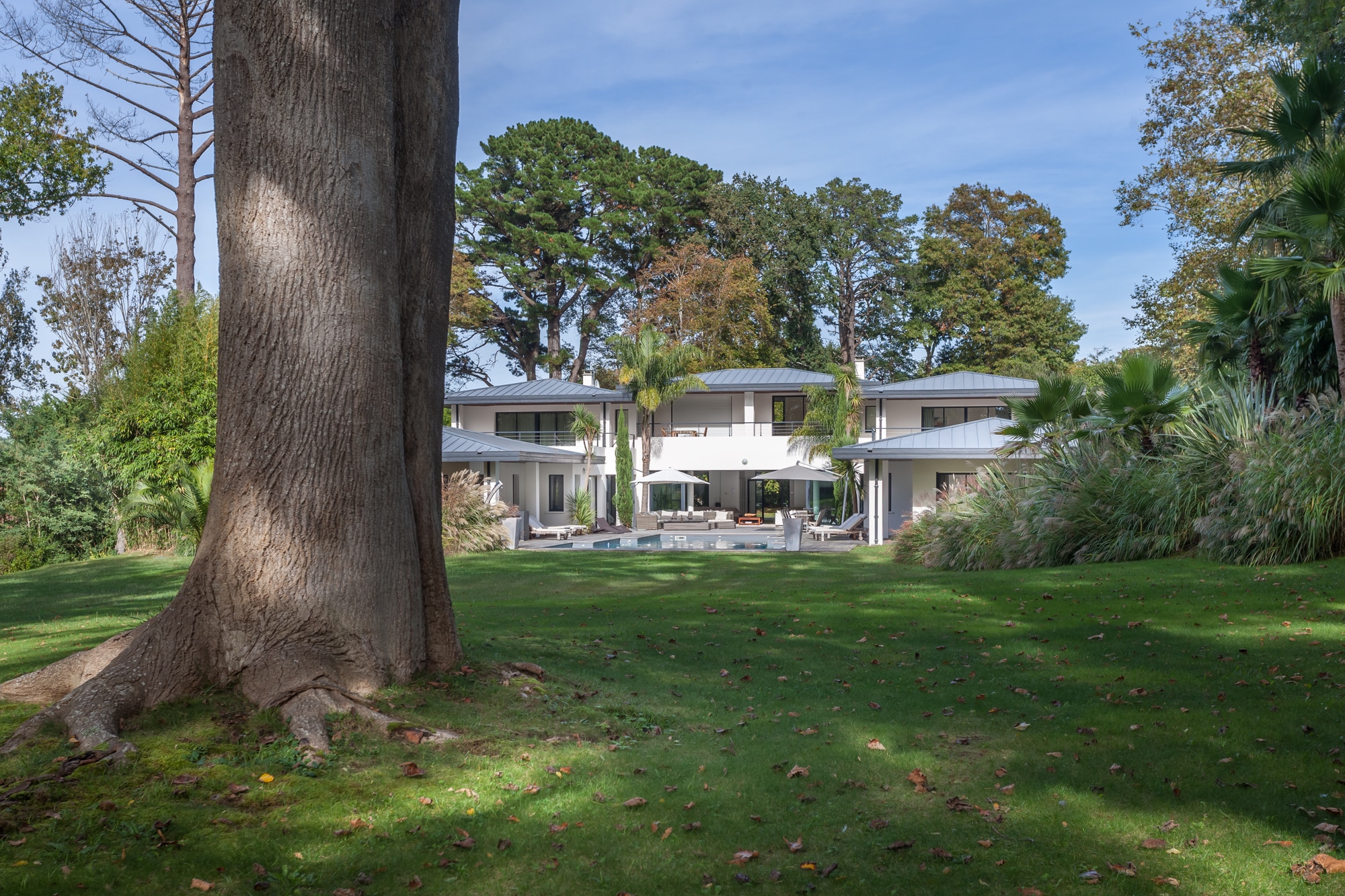Location d'une vaste villa contemporaine et de luxe à Biarritz, avec ...